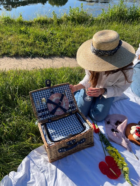 Picnic Chic in Paris | Travel Buddies