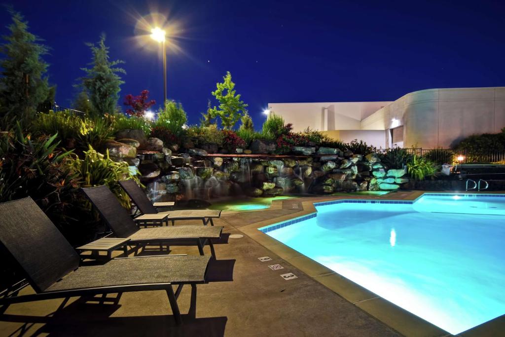 DoubleTree by Hilton Pleasanton at The Club Review | Travel Buddies