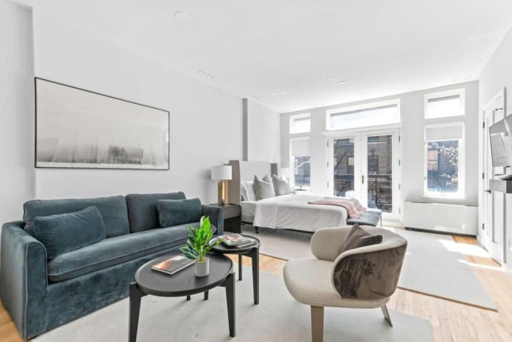 Luxe Studio W Juliet Balcony in Upper East Review | Travel Buddies