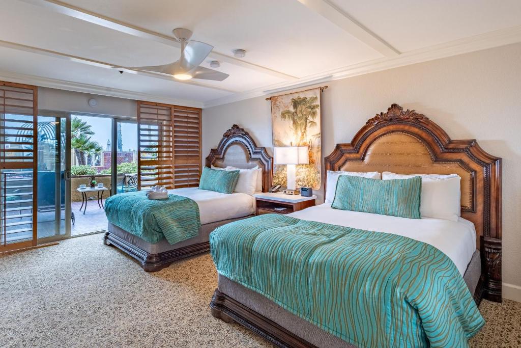 Pacific Terrace Hotel Review | Travel Buddies